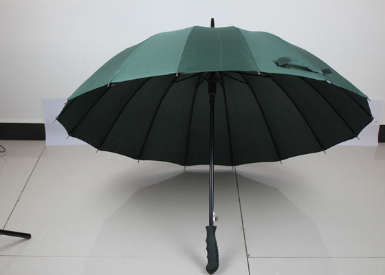 Parapluie ouvert d'automobile compacte protégeant du vent, parapluie vert de golf de plaine de la publicité