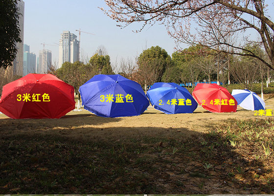 Les parasols extérieurs de tissu de polyester ont adapté le logo aux besoins du client pour la rue commerciale