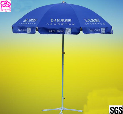 Parapluies colorés de publicité extérieure, parapluie de plage avec des copies de logo