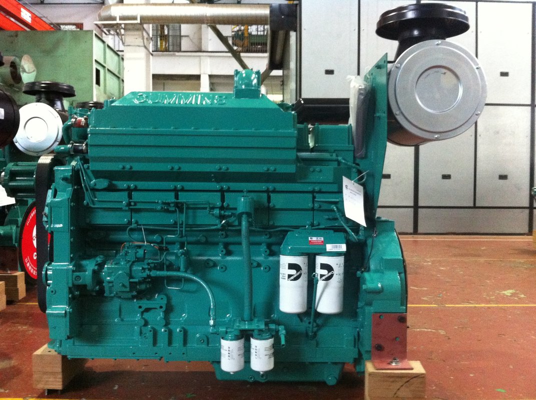 冷却されたカミンズのディーゼル機関の発電機、500kva カミンズのスタンバイの発電機に水をまいて下さい